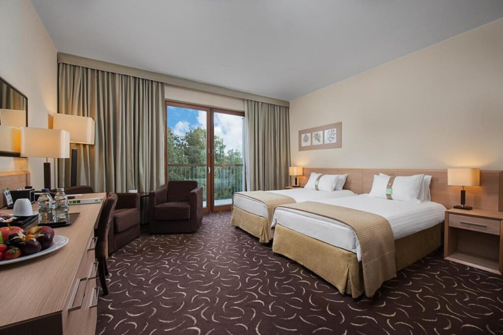 Hotele z basenem blisko Warszawy: 5 sprawdzonych obiektów, które polecam