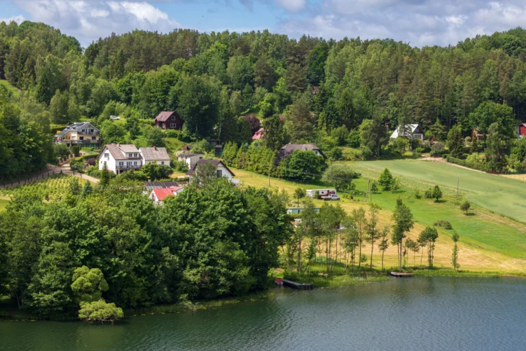 Domki na Kaszubach: 5 sprawdzonych miejsc na odpoczynek
